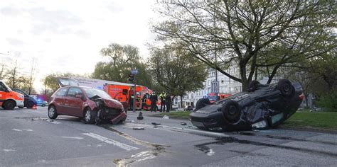 Schlimmer Unfall An Der Alster Vw überschlägt Sich Und Prallt Gegen
