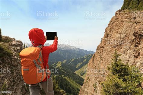 성공적인 여성 배낭 사용 디지털 태블릿 복용 사진 산 봉우리 검은색에 대한 스톡 사진 및 기타 이미지 검은색 구름 풍경 돌 바위 Istock