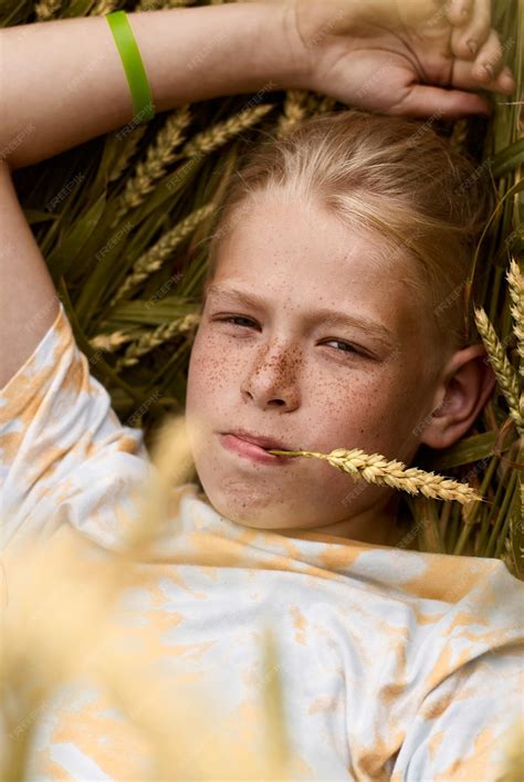 Ein Blonder Junge Mit Sommersprossen Sommersprossen Porträt Eines