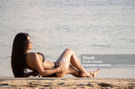 닫기 여자 적용 선 크림 에 무두질 다리 태양 선 프로텍션선 크림 여성 홀딩 선탄 로션과 보습 선블록 스킨 과 바디 케어 30 34세에 대한 스톡 사진 및 기타 이미지