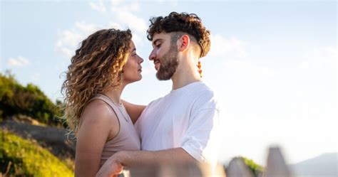 Cómo saber si un hombre se siente atraído sexualmente por ti 9 señales