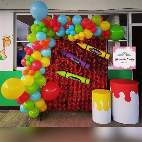 Rainbow Party en Instagram Decoración con globos y shimmer wall para