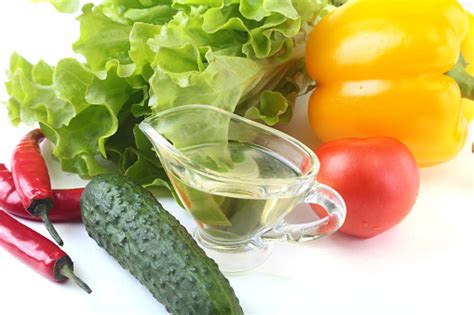 모듬된 야채 신선한 피망 토마토 고추 후추 오이 올리브 기름 및 흰색 배경에 고립 된 상 추 선택적 초점입니다 건강한 식생활에
