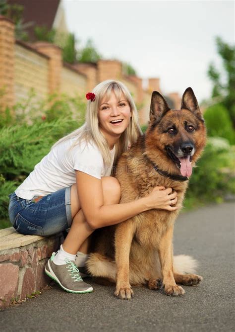 Portrait Dune Belle Femme Avec Son Chien Photo Stock Image Du Vert