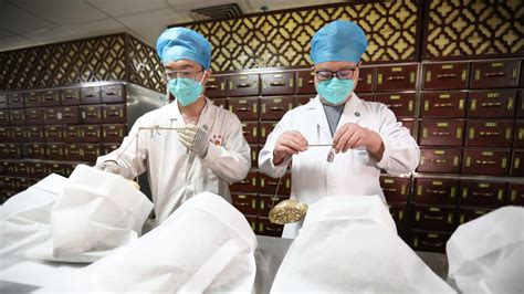 喉咙痒、痰多怎么办？中医在线开方关键帧澎湃新闻 The Paper