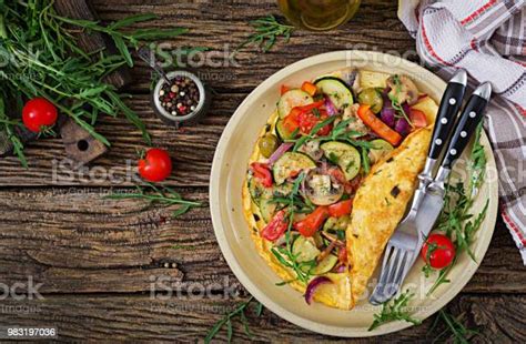 토마토 호박 버섯 오믈렛 오믈렛 아침 식사입니다 건강 한 음식입니다 최고의 볼 수 있습니다 평면 배치 개념과 주제에 대한 스톡