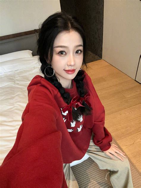 虞书欣晒江边钓鱼随拍 红卫衣搭双麻花辫可爱灵动 搜狐大视野 搜狐新闻