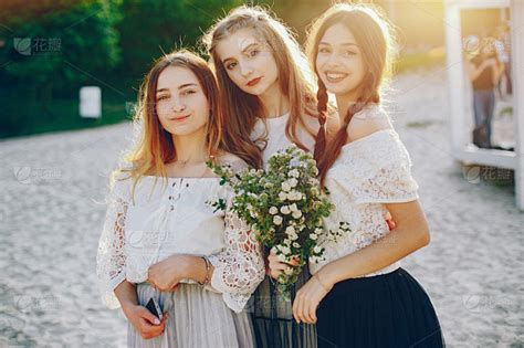 两个漂亮的女孩在夏日公园里