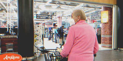 Alte Dame wird von jugendlichen im Einkaufszentrum gehänselt bis der Besitzer das Mikrofon