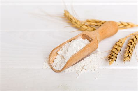 색깔이있는 배경에 밀 스파이크 렛이있는 나무 그릇에 밀가루를 평평하게 놓습니다 세계 밀 위기 갈색에 대한 스톡 사진 및 기타 이미지 Istock