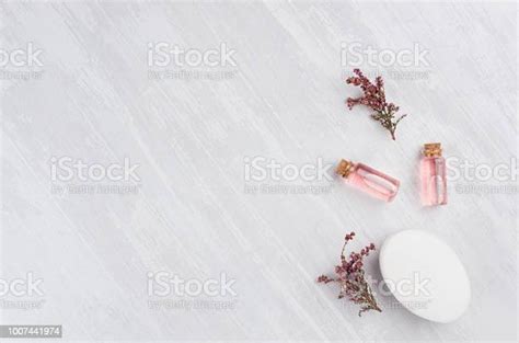 부드러운 핑크 화장품 오일 작은 꽃과 흰색 나무 배경 평면도 테두리에 흰색 비누 가벼운에 대한 스톡 사진 및 기타 이미지