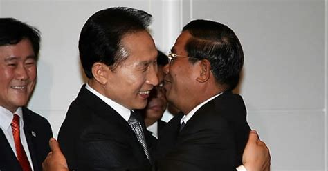 이 대통령 훈센 총리와 포옹