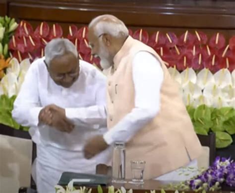 बिहार के Cm नीतीश कुमार ने की नरेंद्र मोदी के पैर छूने की कोशिश फिर
