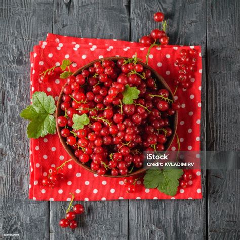 시골풍 테이블에 아름 다운 직물의 조각에 빨간 건포도와 점토 그릇 플랫이 하다 0명에 대한 스톡 사진 및 기타 이미지 0명 건강한 식생활 계절 Istock