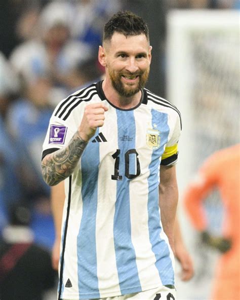 Why The Cape Worn By Messi Is A Problem Nss Sports