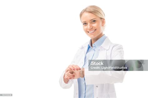 젊은 여성 의사 손목 시계와 시간을 확인 하 고 흰색 절연 카메라 보고 웃 고 감정에 대한 스톡 사진 및 기타 이미지 감정 건강관리와 의술 메디케어 Istock