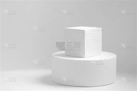 两个由聚苯乙烯制成的白色几何物体 圆形方形在浅色的单色背景上一个叠着另一个一个为化妆品产品展示