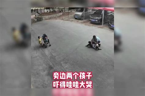 男子当街猥亵带俩孩子的女子，两位路人立刻停车解救女子，其中一名白发老人对准男子一记老拳热点