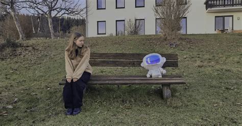 для вас просто Анна Юріївна Комусь має бути соромно за те що вона живе за кордоном вже 11