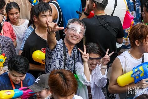 สงกรานต์ 2566 ที่สยามวันแรกคึกคัก คนไทยและชาวต่างชาติแห่เล่นน้ำแน่น