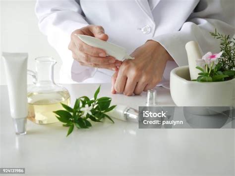 科學家 皮膚科醫生在實驗室測試有機天然化妝品產品 研究開發美容護膚理念 空白包裝 瓶子 容器 奶油 血清 手 照片檔及更多 Stem 主題