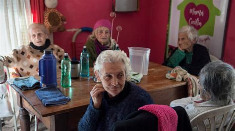 Perdió a su abuelo y convirtió el dolor en amor refugia adultos mayores abandonados y en