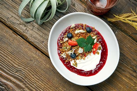 달콤하고 건강한 아침 식사 요구르트 라즈베리 잼 여름 과일을 나무 로고에 그릇에 곁들인 그래놀라 0명에 대한 스톡 사진 및 기타