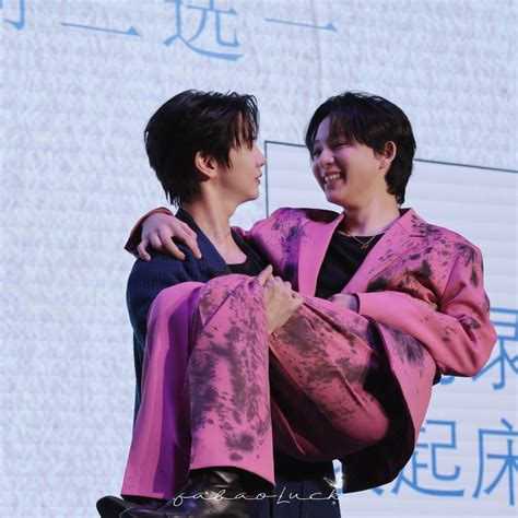 ကမ္ဘာဟာ ကိုယ်တို့နှစ်ယောက်တွေ့ဆုံဖို့ လည်ပတ်နေတာတဲ့လေ ၃နှစ်လုံး တစ်ဖက်သက်ချစ်ရတဲ့ က လေး ကို ရုတ