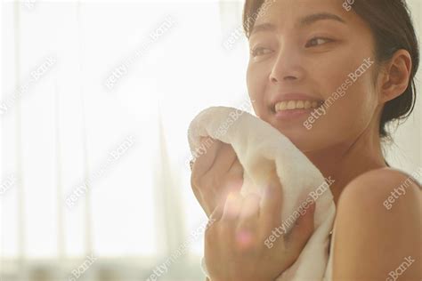 뷰티 의료성형뷰티 주제 스킨케어 사람피부 주요신체부분 안티에이징 세수 씻기 페이셜클렌저 세면도구 한국인