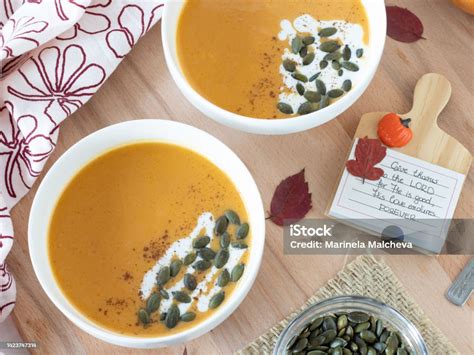 비건 버터넛 스쿼시 수프를 코코넛 밀크와 호박 씨앗이 든 그릇에 나무 테이블에 손으로 쓴 메모와 함께 주님께 찬양하고 감사의 말을 전합니다 사랑에 대한 스톡 사진 및 기타