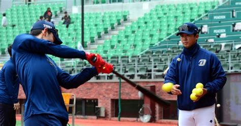 전민수 코치 ‘테니스 공으로 타격 훈련 포토