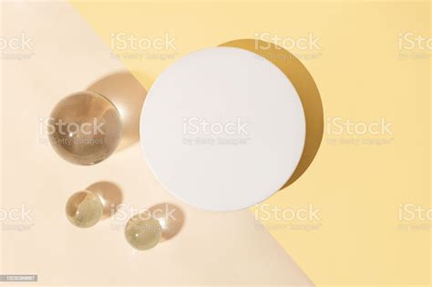 듀얼 파스텔 배경에 빈 흰색 화장품 상자의 상단 보기 유리는 그 근처에 스퍼 깨끗함과 선명도의 개념 복사 공간이 있는 화장품 모형 0명에 대한 스톡 사진 및 기타 이미지