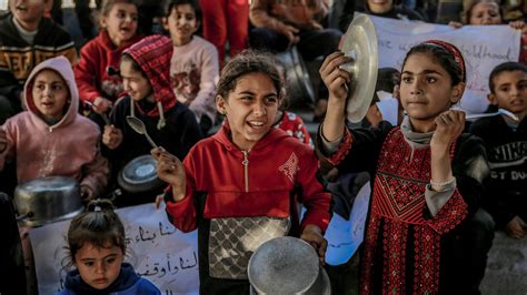 أطفال غزة يحتجون على شحّ الغذاء والماء جراء الحصار الإسرائيلي ألبوم الصور