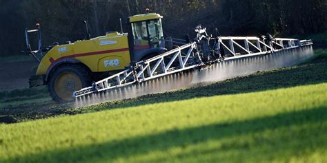 Insecticides Et Herbicides Interdits Une Menace Persistante En France