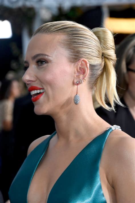 Scarlett Johannson Sexy Cleavage Hot Celebs Home