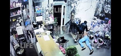 В Петербурге пьяный мужчина устроил погром в цветочном магазине и