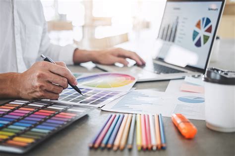 프로젝트 건축 드로잉 및 컬러 견본 작업 도구 및 장비그래픽 차트에 색칠 선택 작업 하는 젊은 창조적인 그래픽 디자이너 그래픽