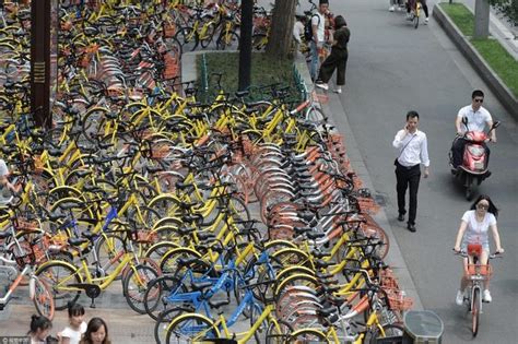 杭州一河底出现大批共享单车共享经济该何去何从