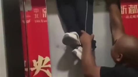 大人营救小朋友时电梯突然上升，险些酿成大祸！