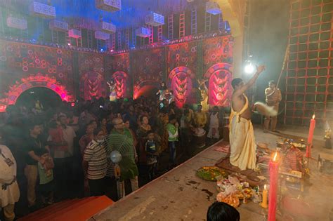 힌두교 벵골 신자들은 Purohit가 여신을 숭배하는 동안 Durga 여신에게기도합니다 Ashtami Puja Aarati