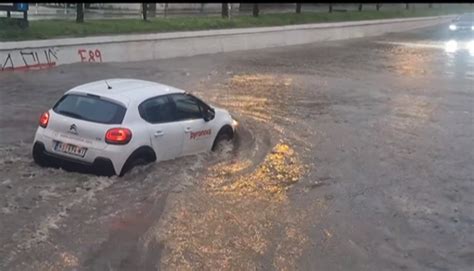 SNAŽNO NEVREME U POJEDINIM DELOVIMA SRBIJE Ulice poplavljene padao grad veličine lešnika VIDEO