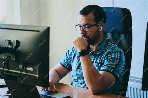 Premium Photo Portrait Professional Man Programmer Working