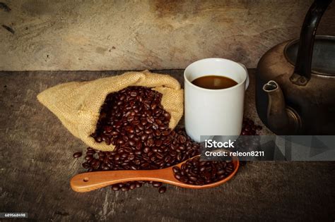 커피 컵 자루 커피 원두와 오래 된 나무 바닥에 주전자의 특 종 0명에 대한 스톡 사진 및 기타 이미지 0명 갈색 갑 Istock