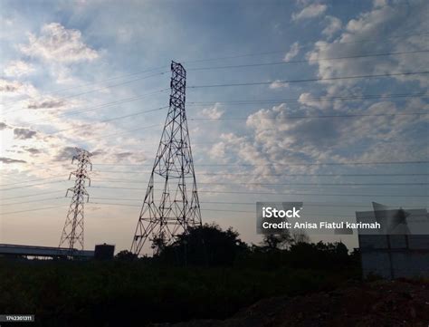 Menara Transmisi Listrik Dan Kabel Listrik Melawan Langit Mendung Biru