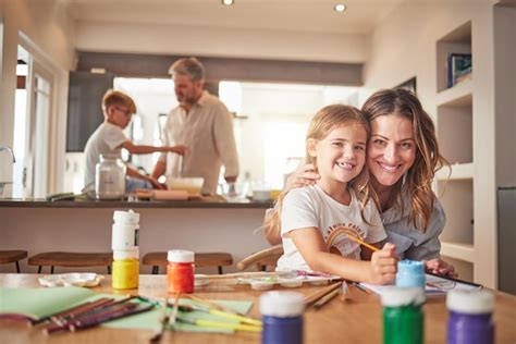 Madre E Hijo Pintando En El Retrato De La Casa Familiar Con Padre E