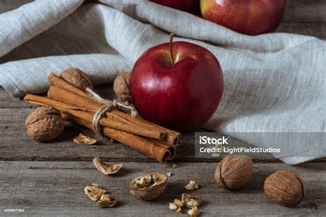 신선한 유기농 빨간 사과 계 피 막대기와 소박한 나무 테이블 위에 호두 0명에 대한 스톡 사진 및 기타 이미지 0명 건강한 식생활 견과 Istock
