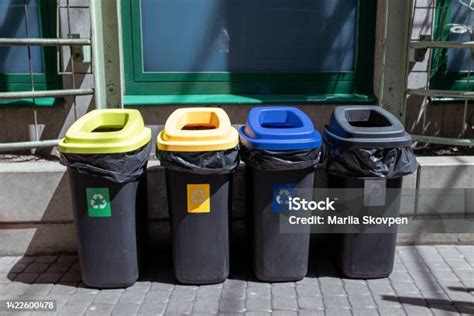 Tempat Sampah Berwarnawarni Untuk Memilah Sampah Untuk Sampah Plastik
