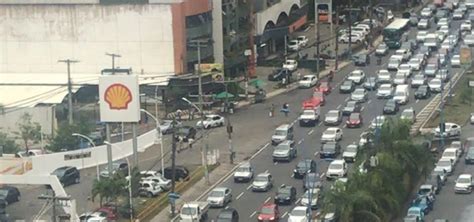 Carro Tomba E Congestiona Avenida Tancredo Neves Confira Trânsito