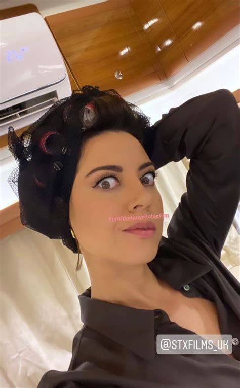 Fav Celebs Celebrities Aubrey Plaza Hair Rollers Future Wife Doja