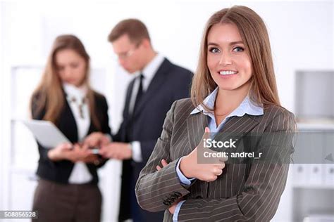 인물사진 아름다운 활기참 웃는 여자 표시중 양호한가 비즈니스 갈색 머리에 대한 스톡 사진 및 기타 이미지 갈색 머리 긍정적인 감정 표현 기업 재무와 산업 Istock